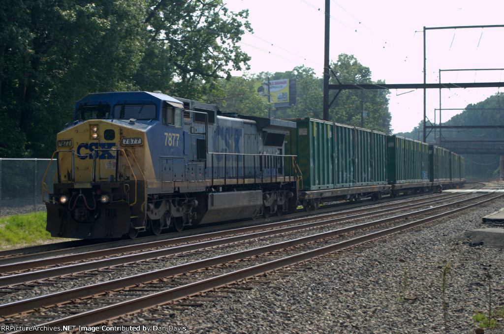 CSX C40-8W 7877 leads Q706-10